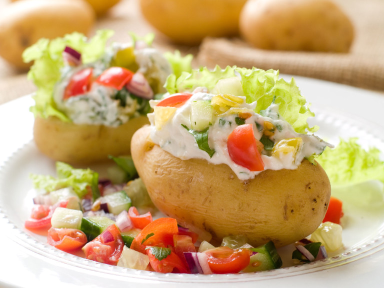 Bakad potatis med tomat-och yoghurtsås - Salakis