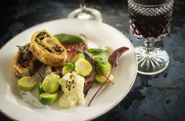 Helstekt biff med brysselkål, svamppotatisbakelse och senap- och ...